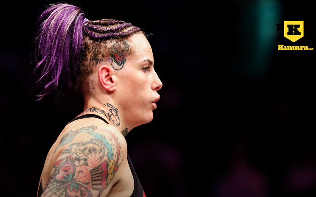 Bec Rawlings rakar huvudet i stöd för barncanceroffren