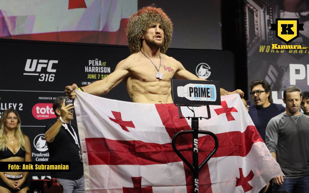 Merab Dvalishvili blir generad kring frågan om OnlyFans